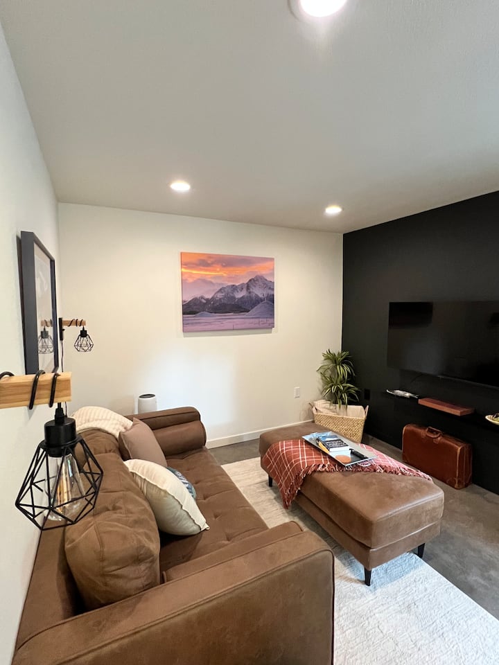 Mountain Modern Retreat | Near Trails & Anchorage - Anchorage, AK
