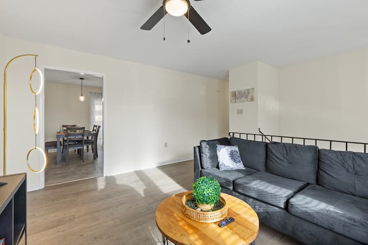 Spacious Stay W/ Parking & W/d • 5 Min To Downtown - Frederick, MD