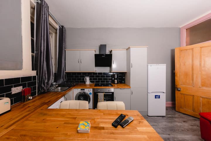 Central Calton Hill 4 Br Apartment - Edinburgh