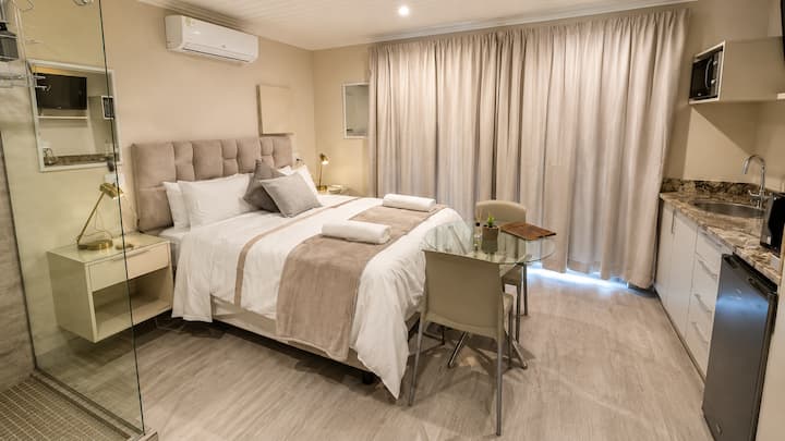 Serene Studio 1 | Modern Self-catering Unit - Bloemfontein