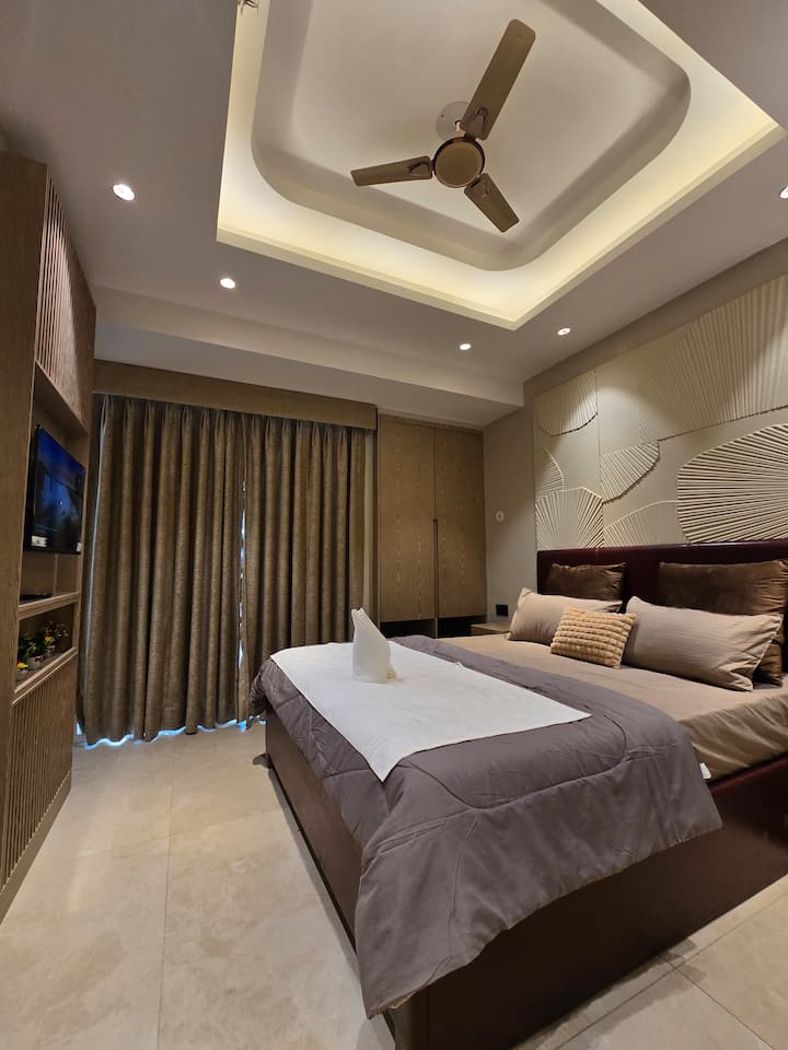 Studio für goldene Farben - Wohnungen zur Miete in Greater Noida, Uttar ...