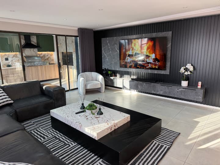 Luxury Villa Near Fourways | Pool, Gym & Spa - Lanseria