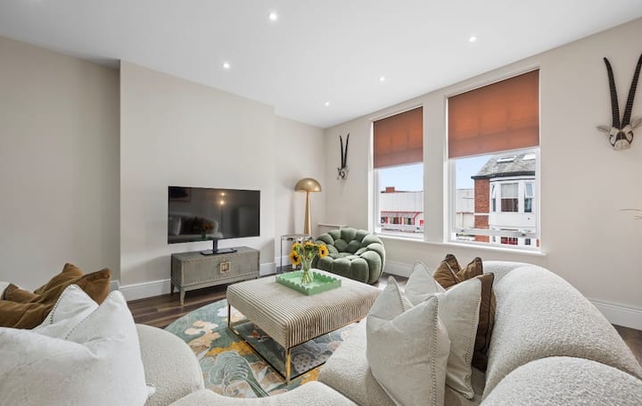 Town Center 2 Bedroom Modern Luxury Apartment - Southport