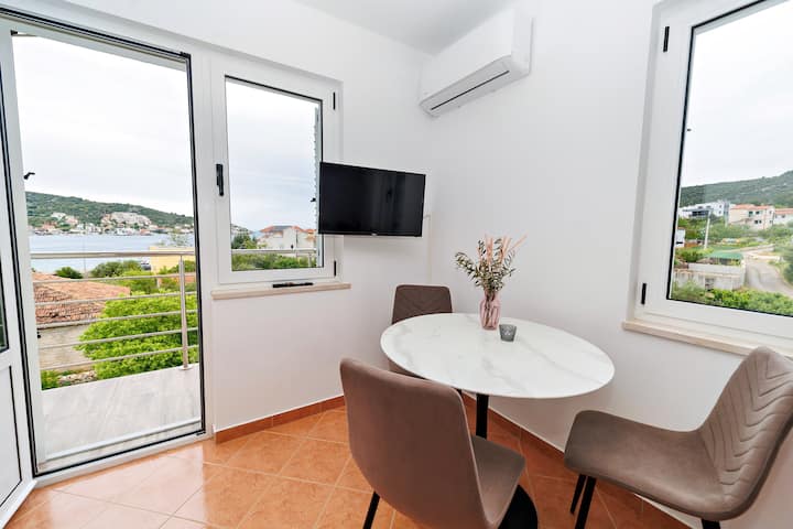 Dzon Beachside Apartment | Balcony & Sea View - Sevid
