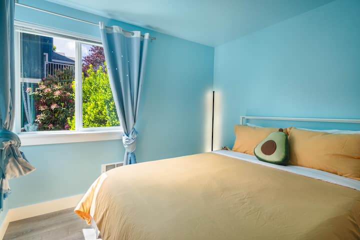 North Seattle Condo With Convenience - Sunset Hill - Seattle