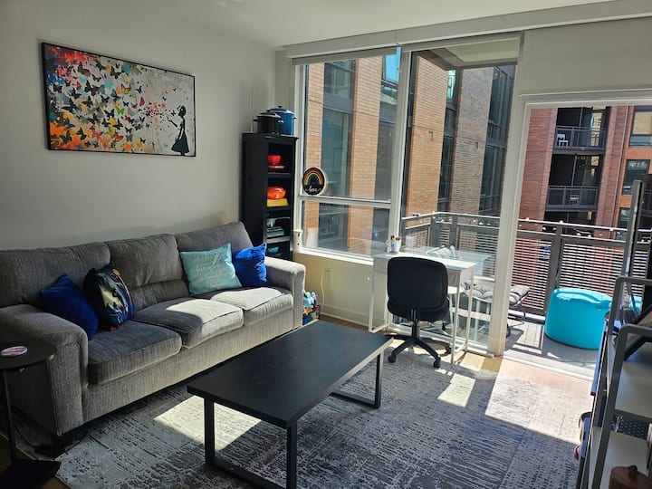 Sun-soaked 1br With Quiet Balcony And Amenities - Washington, D.C.