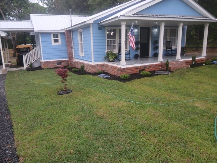Newly Renovated Farmhouse Minutes From Lake Marion - Lake Marion, SC