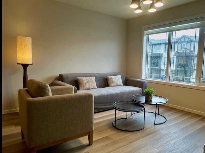 Marvelous Newly Built 3 Level Townhome In Airdrie - Airdrie