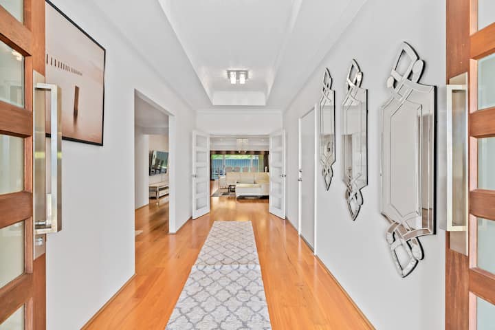 Modern & Elegant Retreat.
A Private Luxury Home. - Hilbert