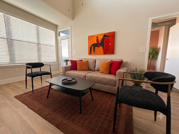 Urban Cowboy Loft | 2 Kings · Walk Downtown · Pool - Fairmount-Southside Historic District - Fort Worth