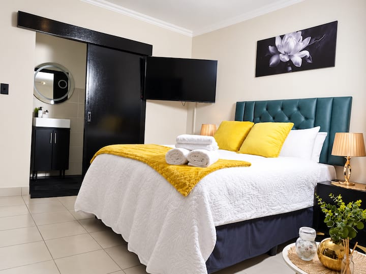 Emerald Crest/stylish Studio/back Up Power/sandton - South Africa