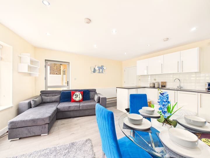 Modern Watford Apartment | Central | Sleeps 5 - Watford
