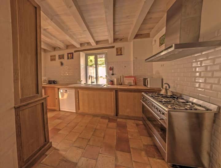 Large Family Home In The Centre Of Larressingle - Condom