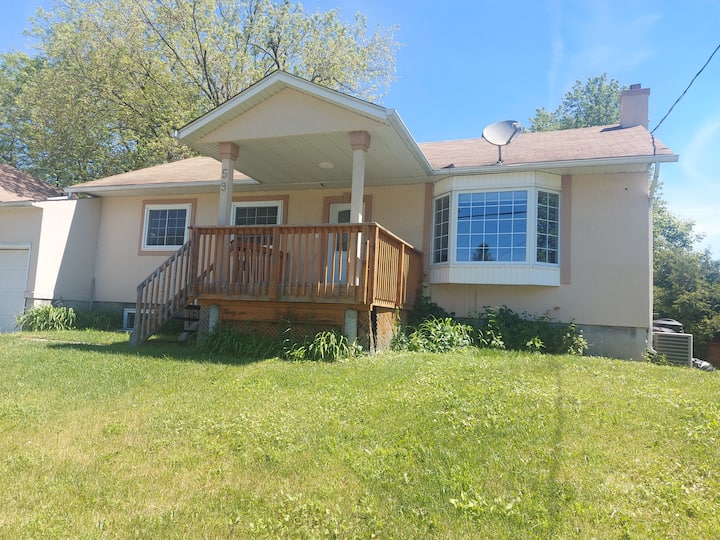 Deluxe Bungalow 3 Bdroom, 2 Bath - Min 30 Day - Ottawa