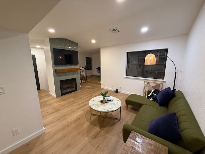 Chic Urban Condo With W& D And Highway Access - Oklahoma City, OK
