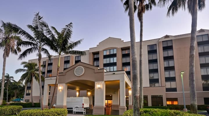 2 Units | Doral Vacation Hub W/ Pool & Pet-allowed - Hialeah, FL