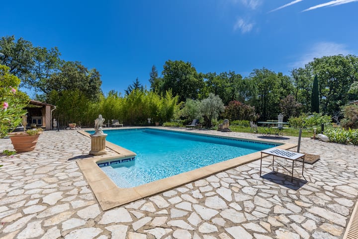 Villa De Plain-pied Sur 3000m² Avec Grande Piscine - Roussillon