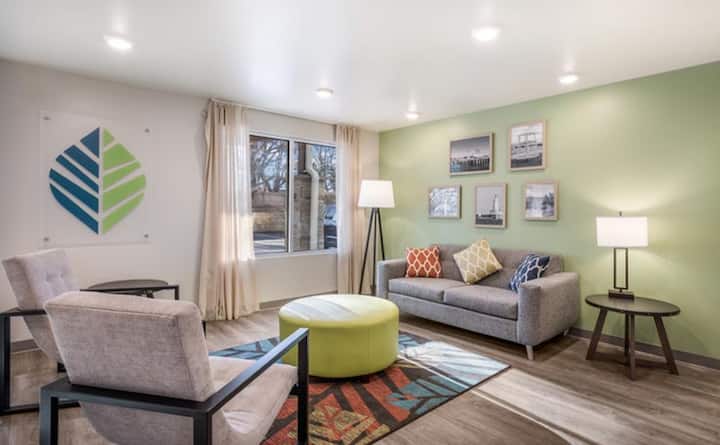Chicago Suite | Gym. Dog-friendly. Kitchen. - Waukegan, IL