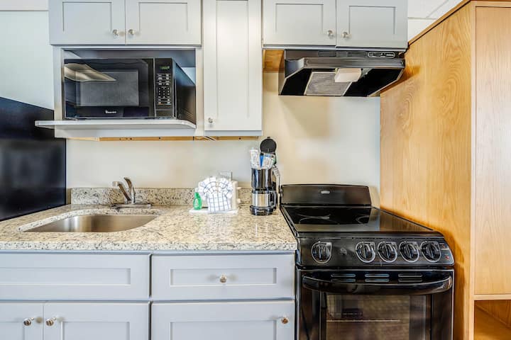 Walk To Beach | Pool. Gulf View + Full Kitchen - Panama City Beach, FL