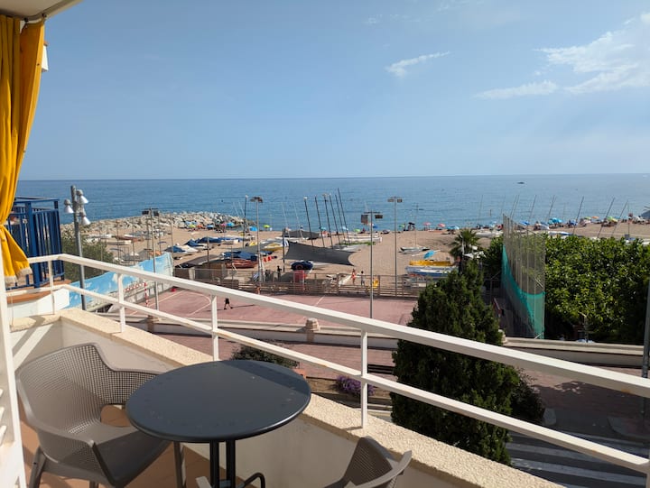 Sea‑view Family Escape • Terrace & Parking - Calella