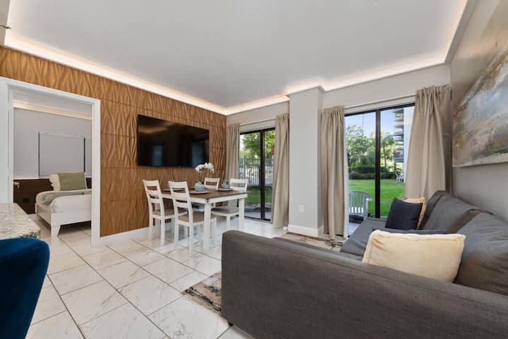 Studio Near Universal | Lake View | Pool & Gym - Orlando, FL