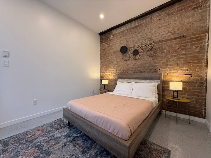 Private Saint-denis Room With En-suite Bathroom - Montréal, QC