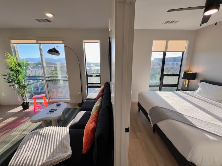 Pool | Gym | Balcony | Free Parking | King Bed - Salt Lake City, UT
