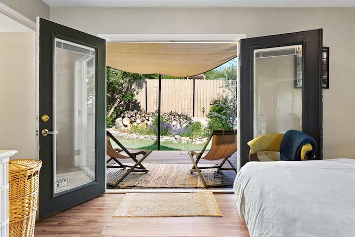 Modern Reno Stay | Midtown Tahoe Base + Backyard - Reno