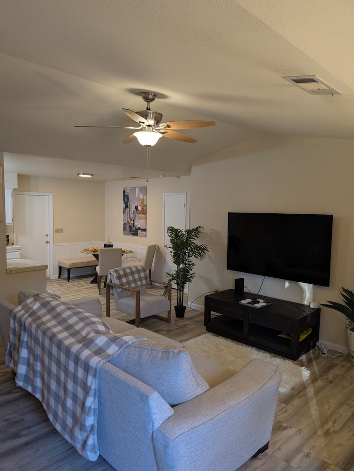 The Bungalows: Game Room, Hot Tub, Bbq, King Beds - Oakhurst, CA