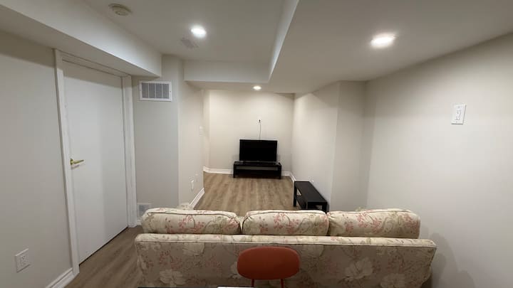 Cozy Basement Near Shopping, Transit & Walmart - Markham, Canada