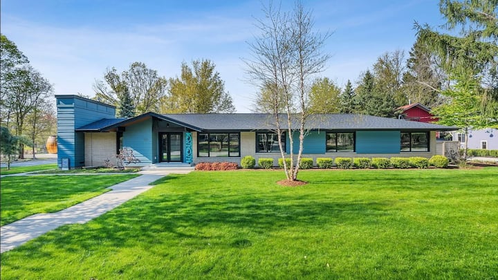 The Blue Moon Mid-century Modern Near The Shore - saugatuck, MI