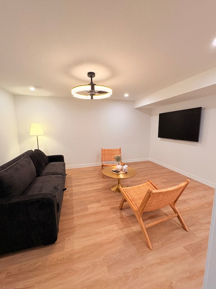 Cozy 2br Retreat | Private Entry | Full Kitchen - Cochrane