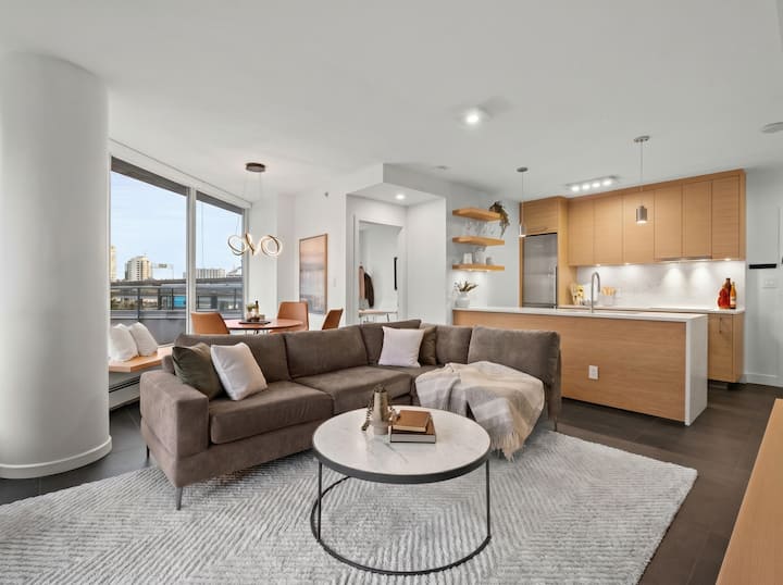 Private Hot Tub · 2bed/2ba Sleeps 6 · Rogers Arena - Vancouver