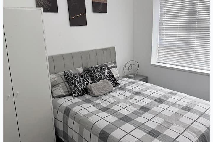 Apartment Sleeps 6 Parking - 울리치