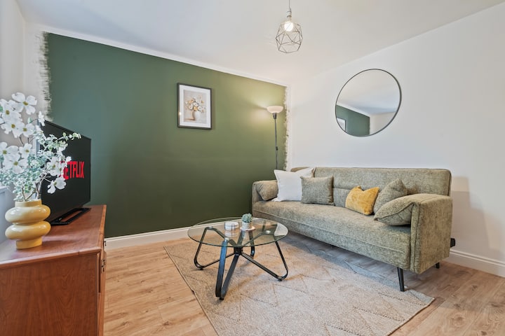 Bedford Suite | 1 Br | Sleeps 3 | Central | Patio - Bedford