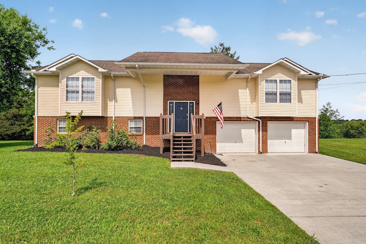 Riverfront Retreat Sleeps 10 - Sevierville, TN