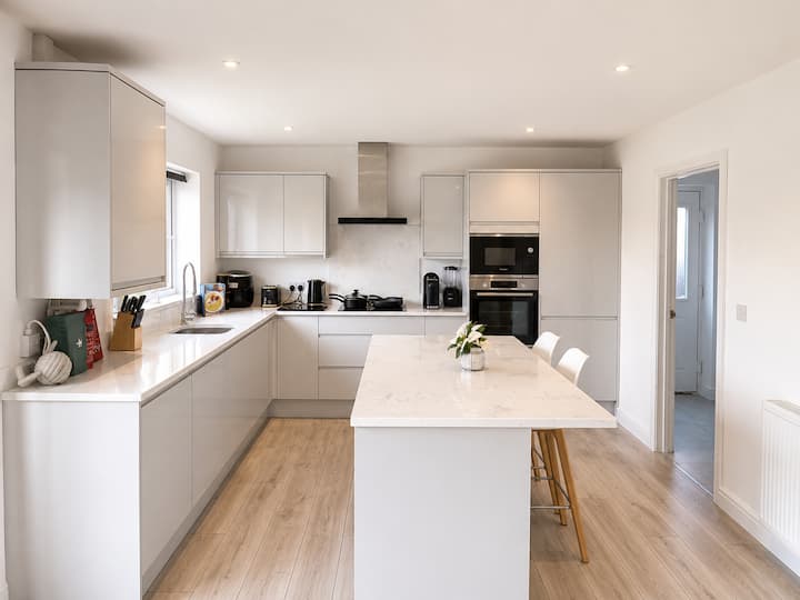 30% Off Long Stays | Kent | 4 Bed House | Parking - Sittingbourne