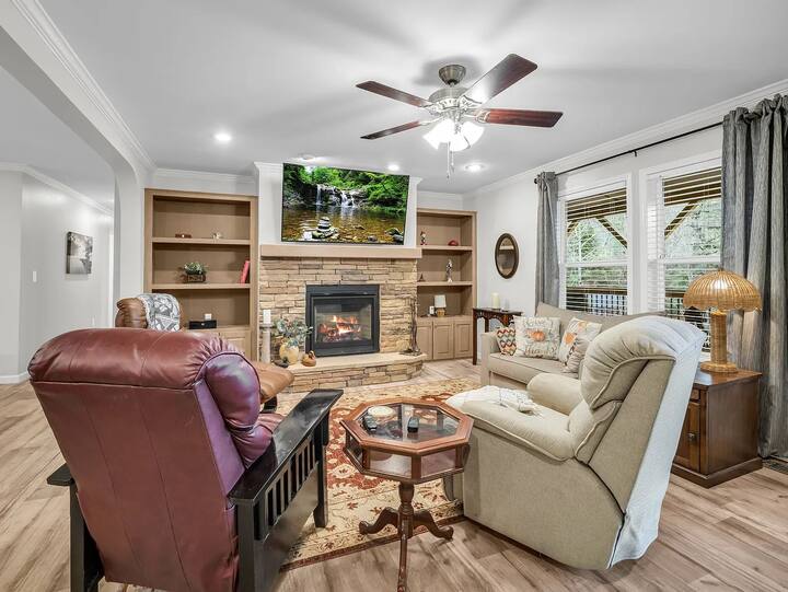 Peaceful Mountain Retreat W/ Wraparound Deck - Lake Lure, NC