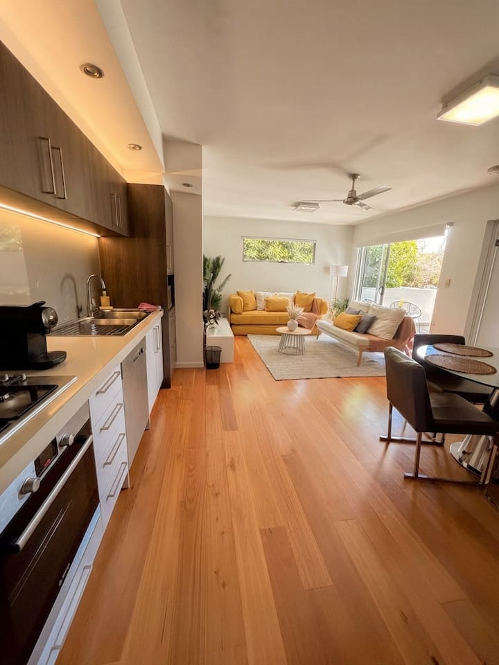 Bulimba Apartment | Ferry Access | Sleeps 8 + Baby - Windsor, Australia