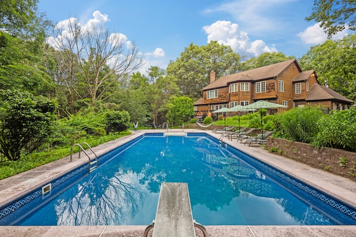 Private Getaway W/ Pool, Hot Tub & Game Room - Goshen, NY
