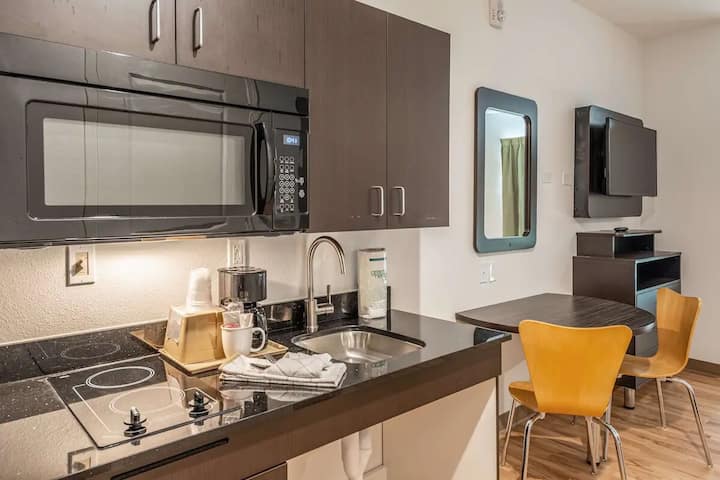 2 Queen Room | Cook Onsite | Guest Coin Laundry - Lake Charles, LA