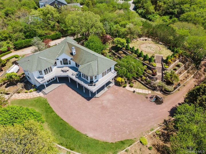 Elegant Montauk Estate - Lake Views - Resort-style - Montauk, NY