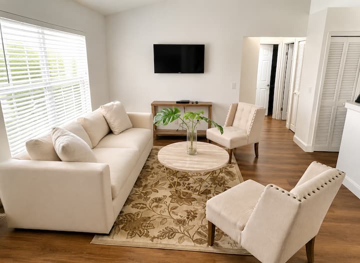 Luxury 3br Home With Pool, Bbq & 4 Parking Spots - Port St. Lucie, FL