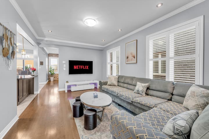 Calm Brampton Home | Sleeps 8 | Family Friendly - Brampton
