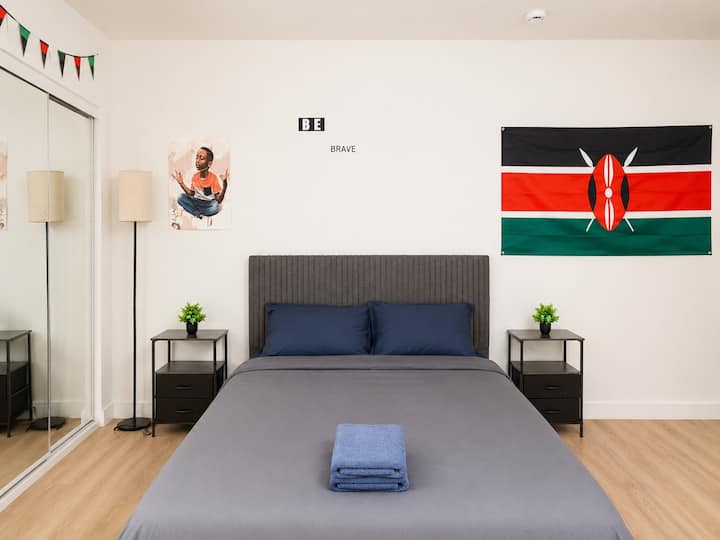 Modern Private Stay With Vibrant Touches - Burbank, CA