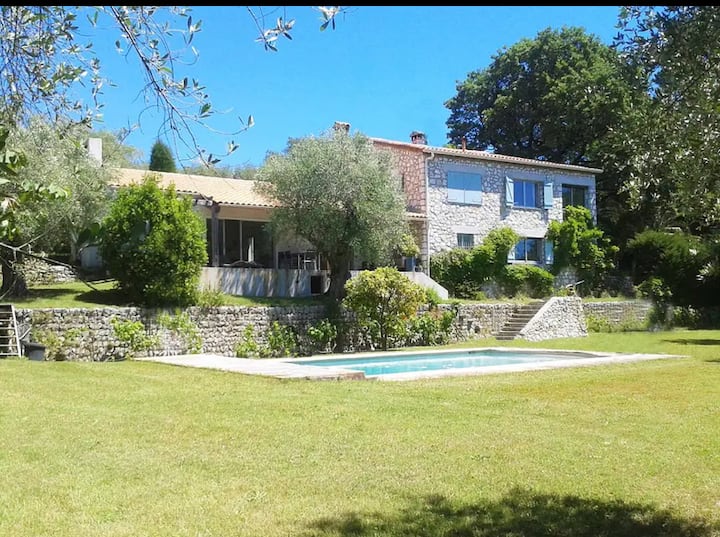 Villa De 300 M2,
4 Chambres + Studio Indépendant - Antibes