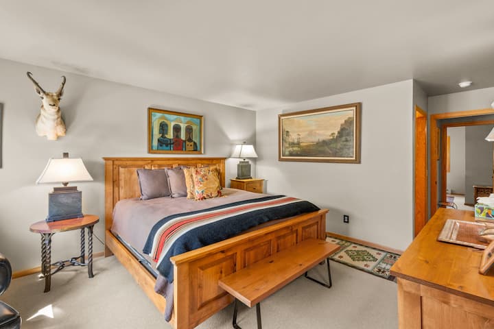 Ski-in/ski-out Condo | Fireplace & Mountain Charm - Big Sky, MT