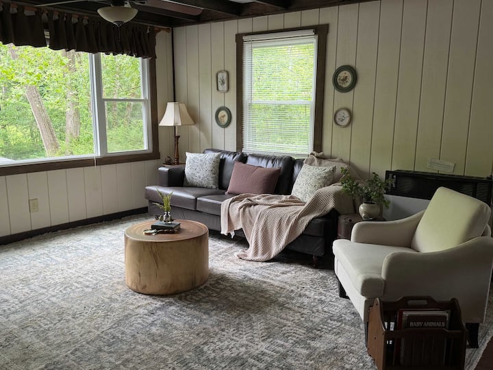 Charming Creekside Cottage With Hot Tub - Tar Hollow State Park, Laurelville