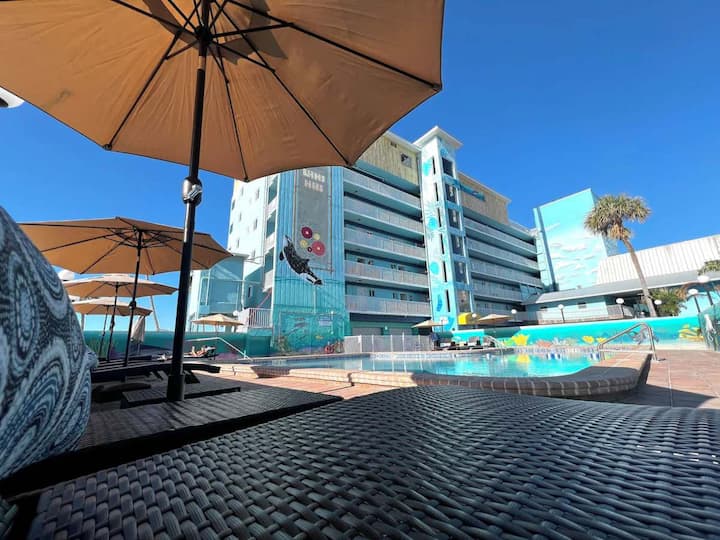 Steps To The Beach + Water Sports, Pool & Dining - Fort Myers Beach, FL