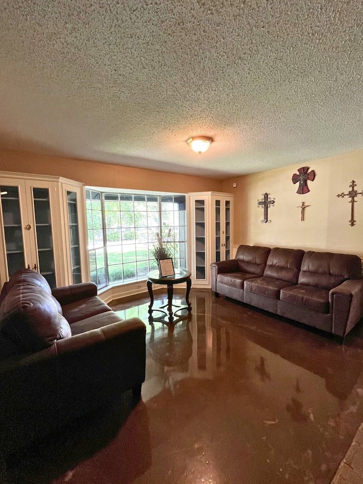 Spacious Single-family Home - Mount Pleasant, TX